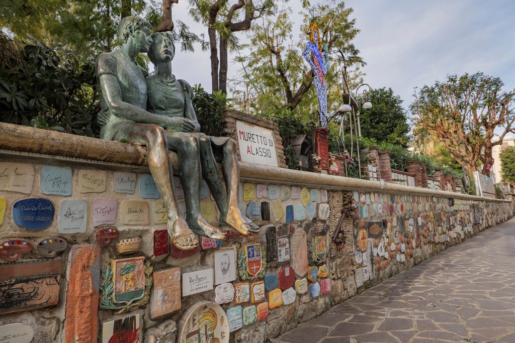 Symbol of the city: the Wall of Alassio