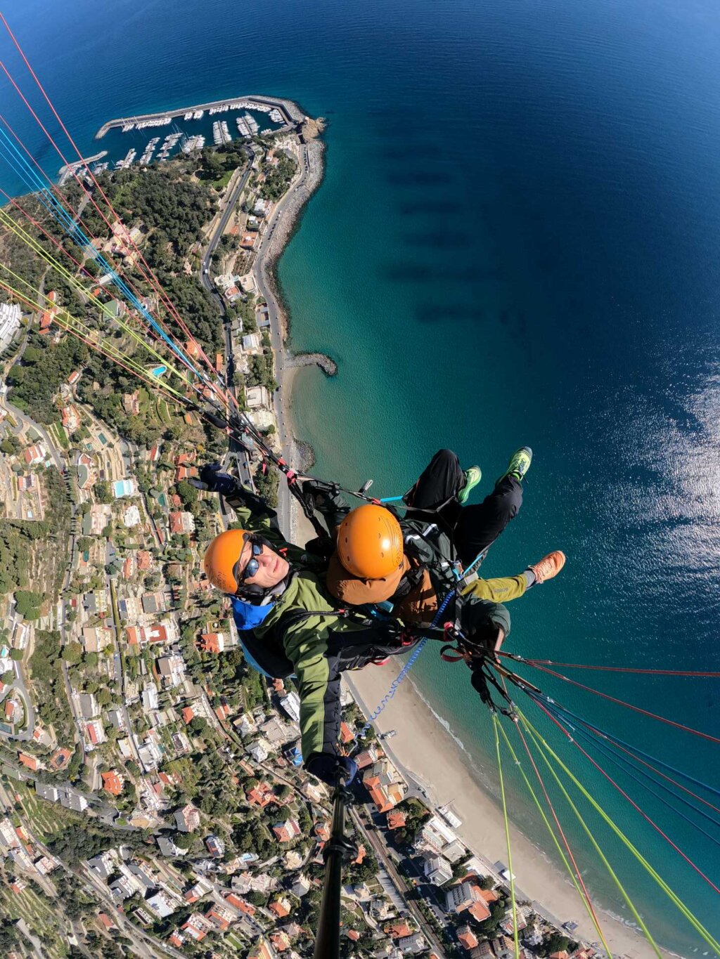 Parapente sur la mer d'Alassio